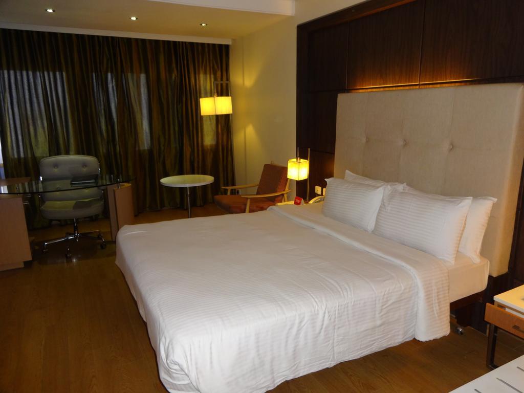 HOTEL SAVERA | ⋆⋆⋆⋆ | CHENNAI, INDIA | SEASON DEALS FROM $77